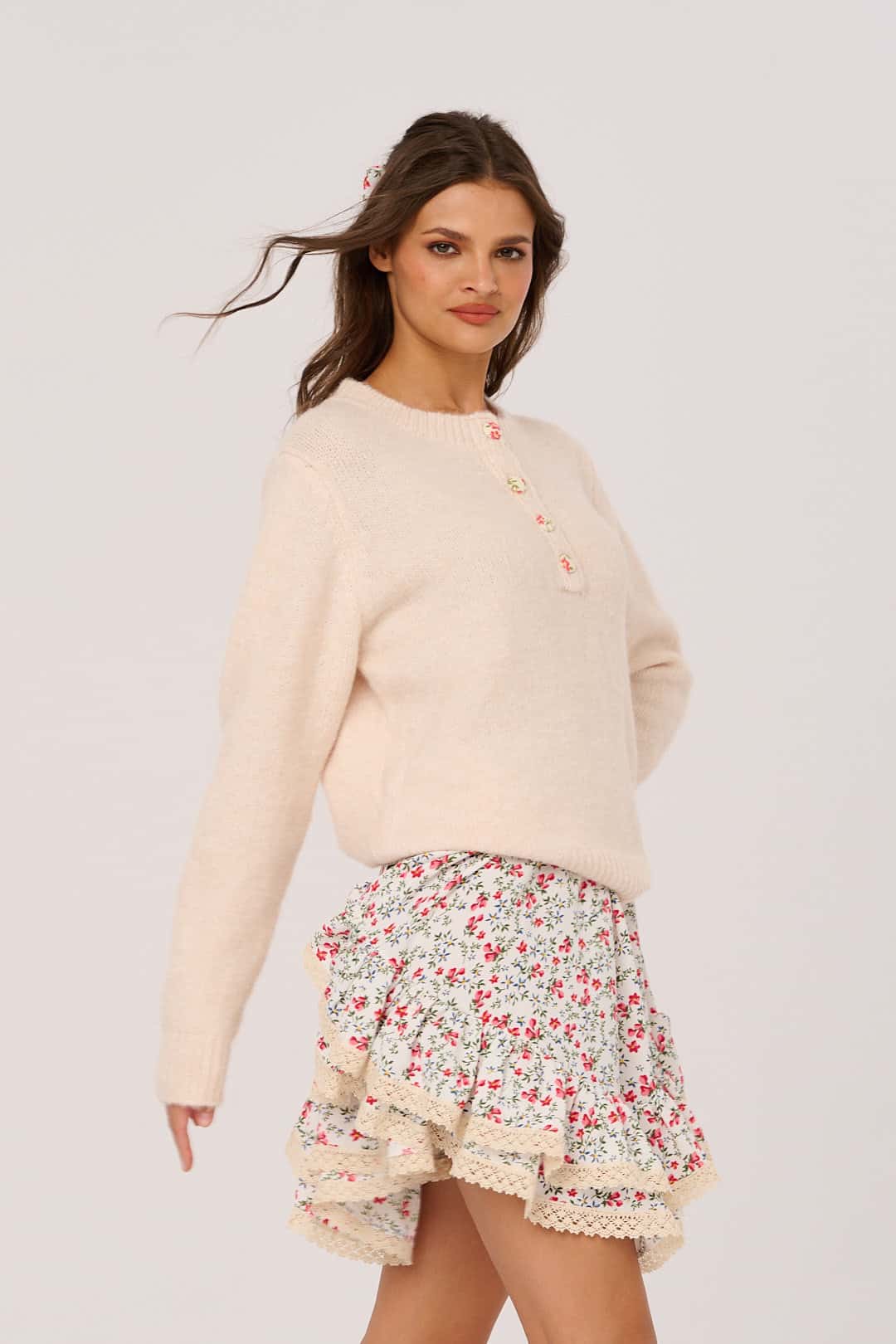 Spódnica Agnes mini – biała w kawiatki falbanki – CHELLENA